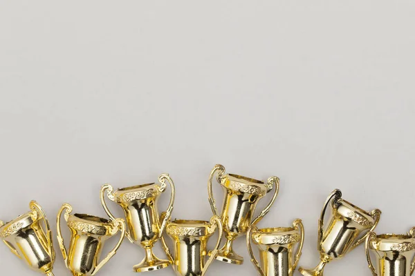 Pemenang emas piala prestasi pada latar belakang glitter emas — Stok ...