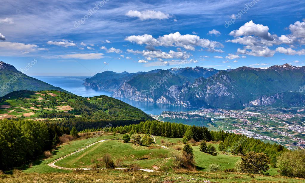 Vista desde Monte STIVO de Arco, Riva, Nago-Torbole en el Lago de Garda ...
