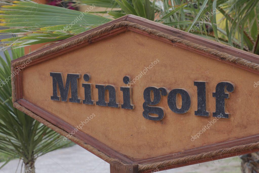 Señal de mini golf. Un cartel que indica mini golf. 2024