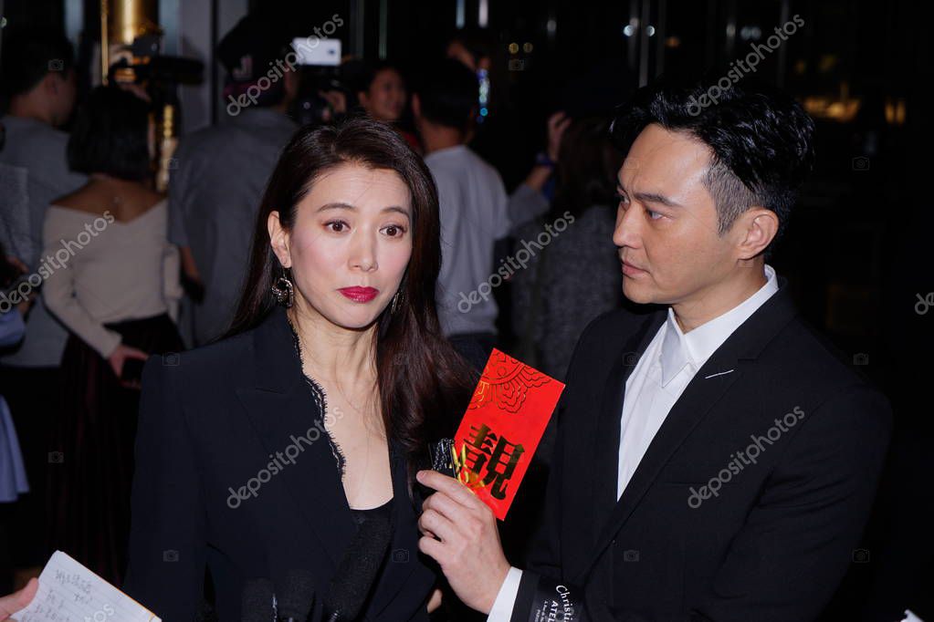 El actor de Hong Kong Julian Cheung Chi-lam y su esposa la actriz Anita Yuen Wing-yi llegan para ...