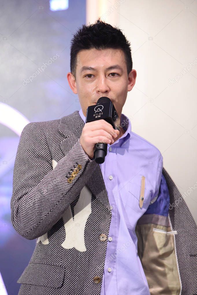 El actor y cantautor canadiense Edison Koon-hei Chen asiste a un evento ...