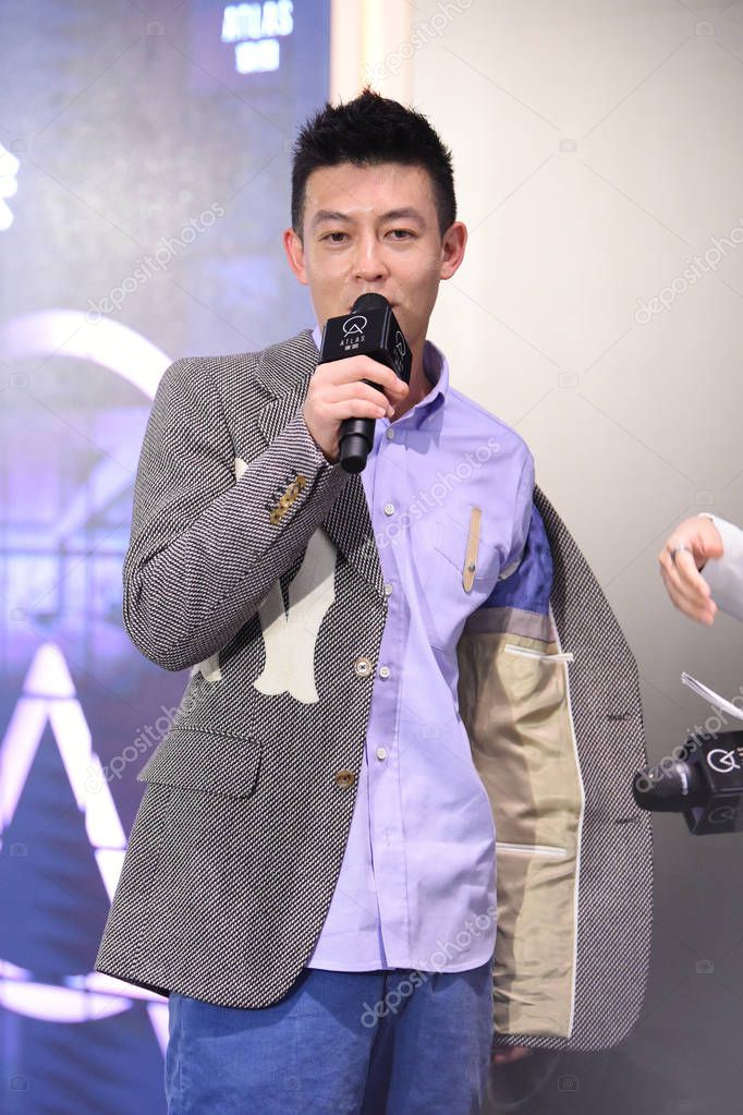 El actor y cantautor canadiense Edison Koon-hei Chen asiste a un evento ...