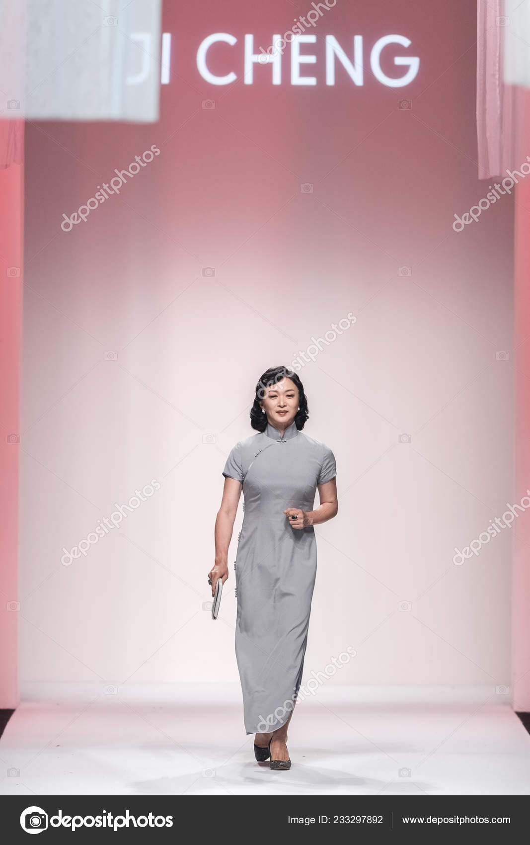 Chinese Dancer Jin Xing Displays New Creation Fashion Show Cheng ...