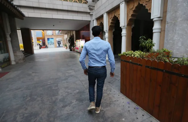 El indio Dev Raturi, dueño de ocho restaurantes, se representa en su ...