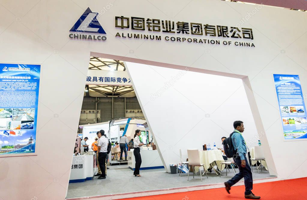 Un visitante pasa por el stand de Chinalco (Aluminum Corporation of ...