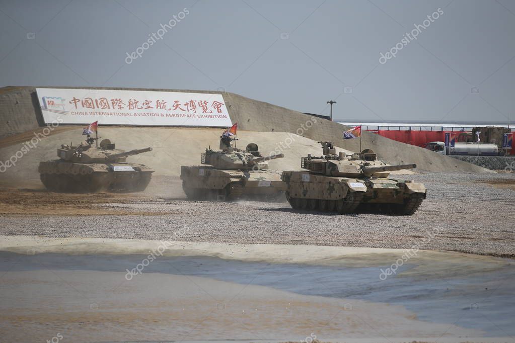 (Desde el frente) Los tanques de batalla principales VT2B, VT5 y VT4 ...