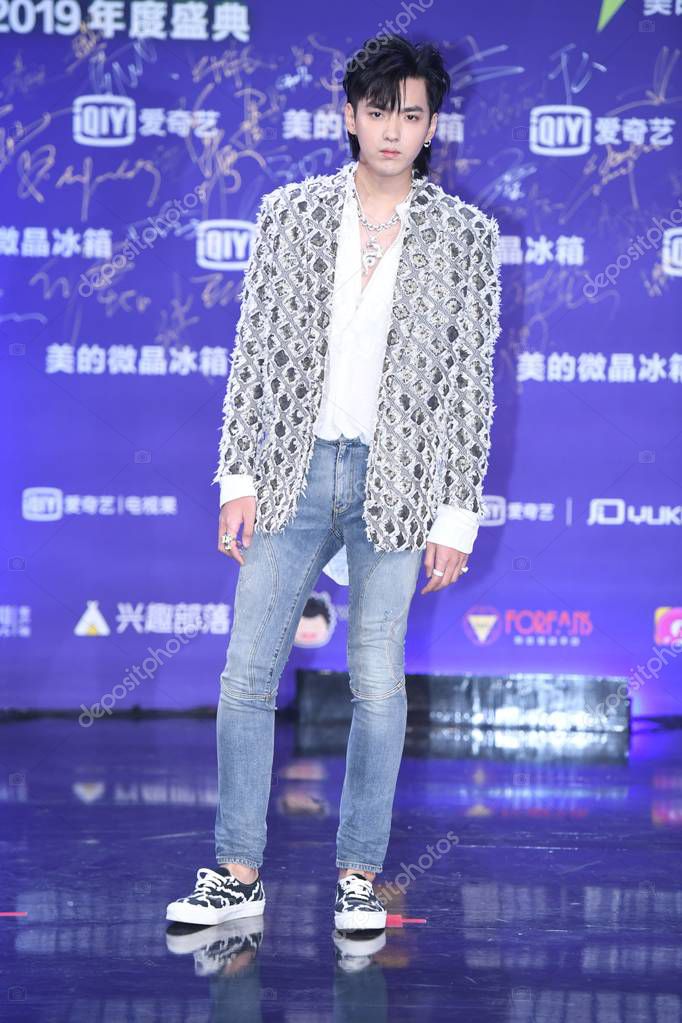 El cantante y actor chino Kris Wu o Wu Yifan llega para la iQiYi Scream Night 2019 en Beijing ...