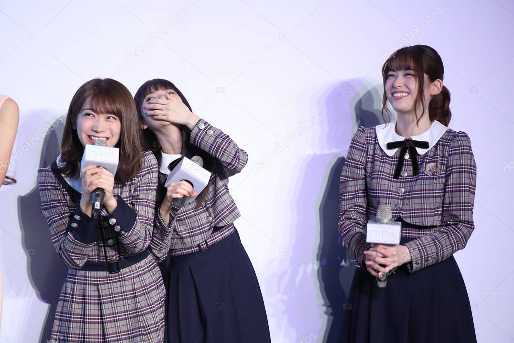(Desde la izquierda) Akimoto Manatsu, Asuka Saito, Matsumura Sayuri del grupo de ídolos ...