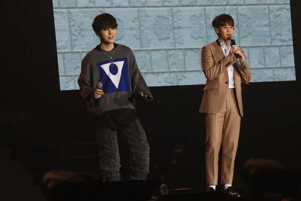 7 inch height difference Stock Photos, Royalty Free 7 inch height ...