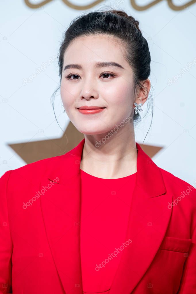 La actriz china Liu Shishi posa en el evento Omega Constellation en Shanghai, China, el 23 de ...