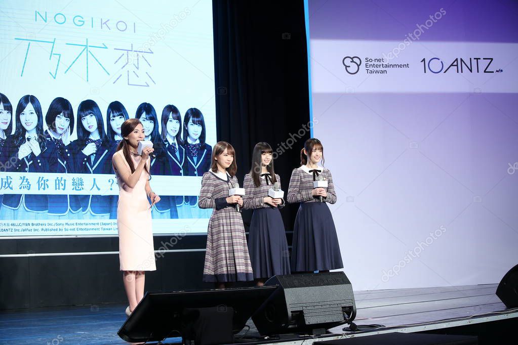 (Desde la segunda a la izquierda) Akimoto Manatsu, Asuka Saito, Matsumura Sayuri del grupo de ...