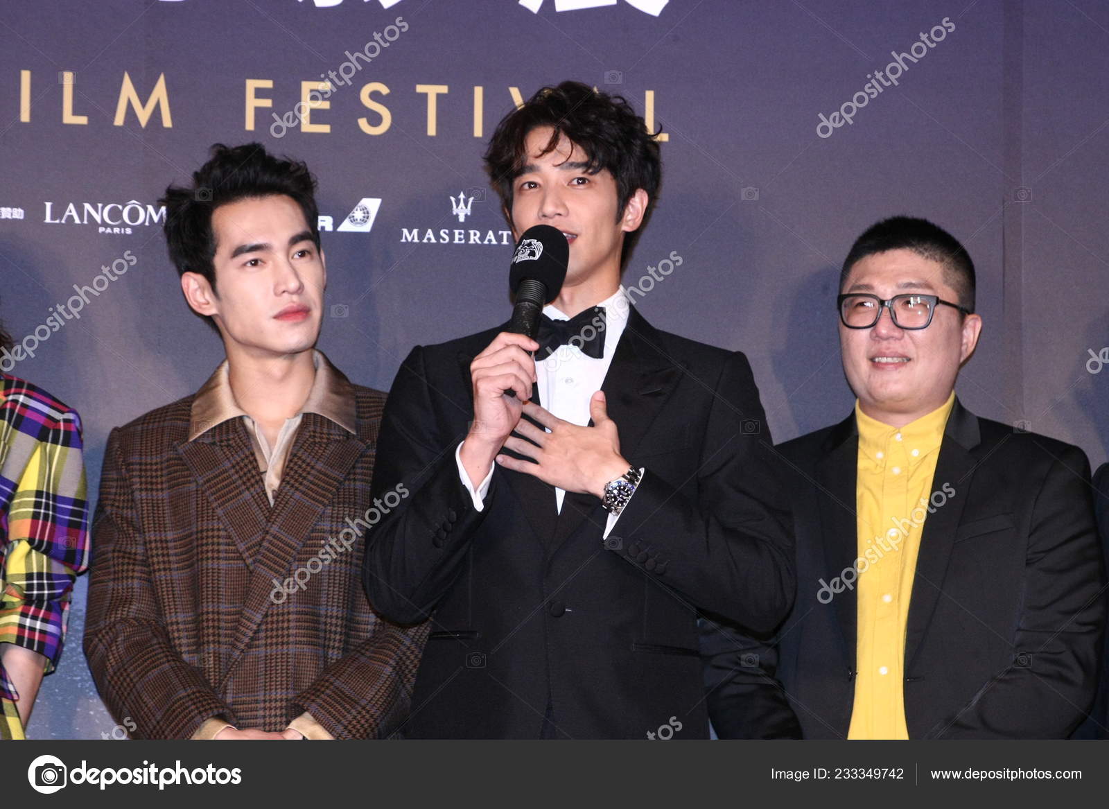 Taiwanese Actor Model Jasper Liu Center Poses Arrives Red Carpet ...