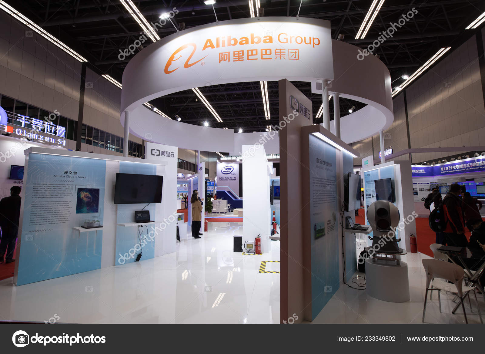 People Visit Stand Chinese Commerce Giant Alibaba Group Left Alicloud ...