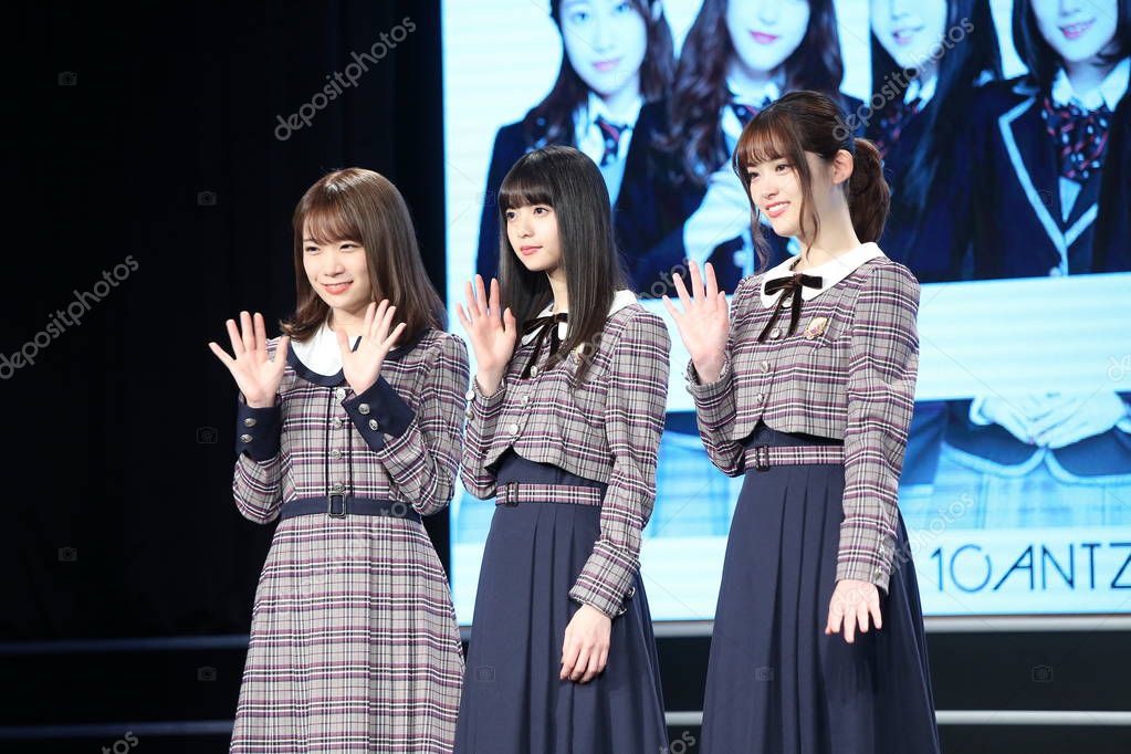 (Desde la izquierda) Akimoto Manatsu, Asuka Saito, Matsumura Sayuri del grupo de ídolos ...
