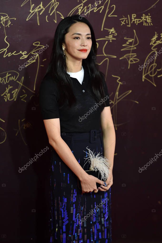La actriz china Yao Chen posa mientras llega a la alfombra roja para los 17º Premios de Cine ...