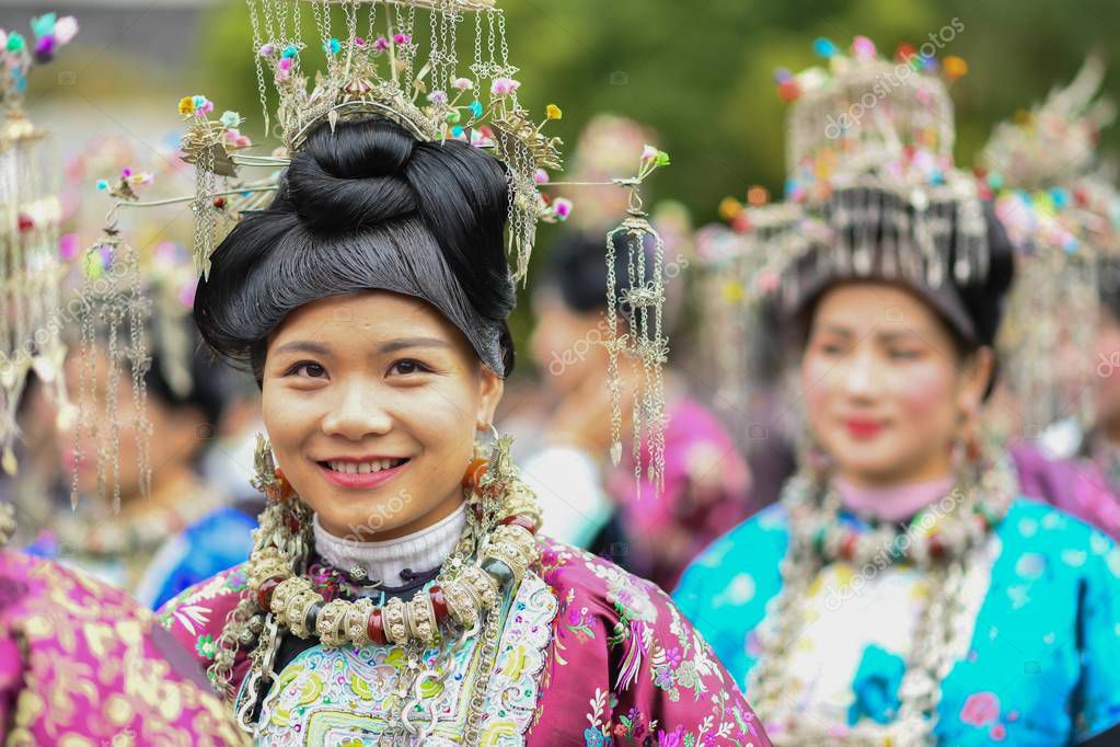 El pueblo chino del grupo étnico Dong vestido con ropa tradicional ...