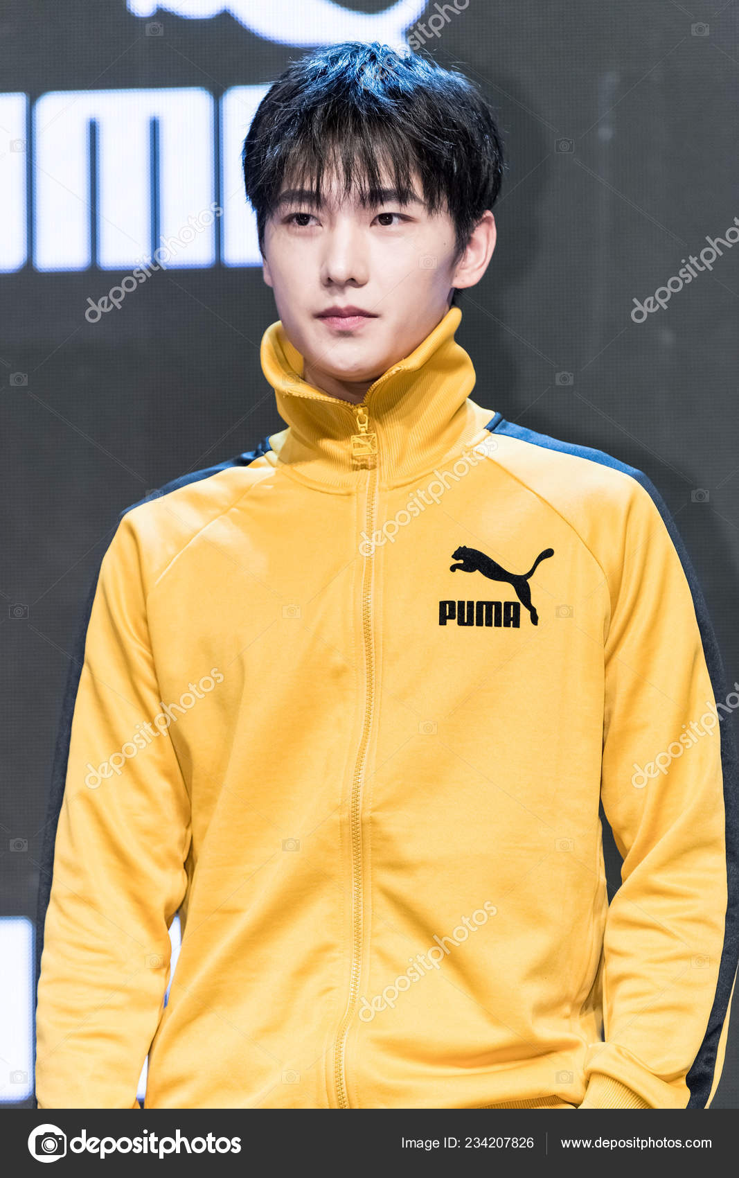 Ator Chinês Yang Yang Yang Participa Exposição Aniversário Puma Suede ...