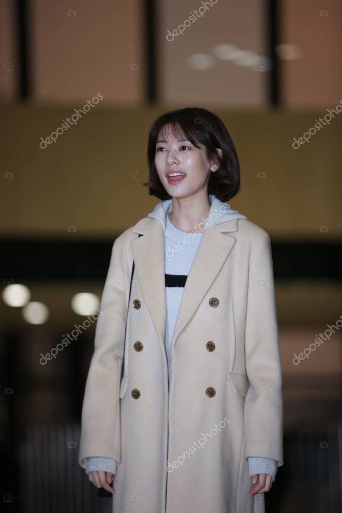 La actriz surcoreana Jung So-min llega al aeropuerto internacional de ...
