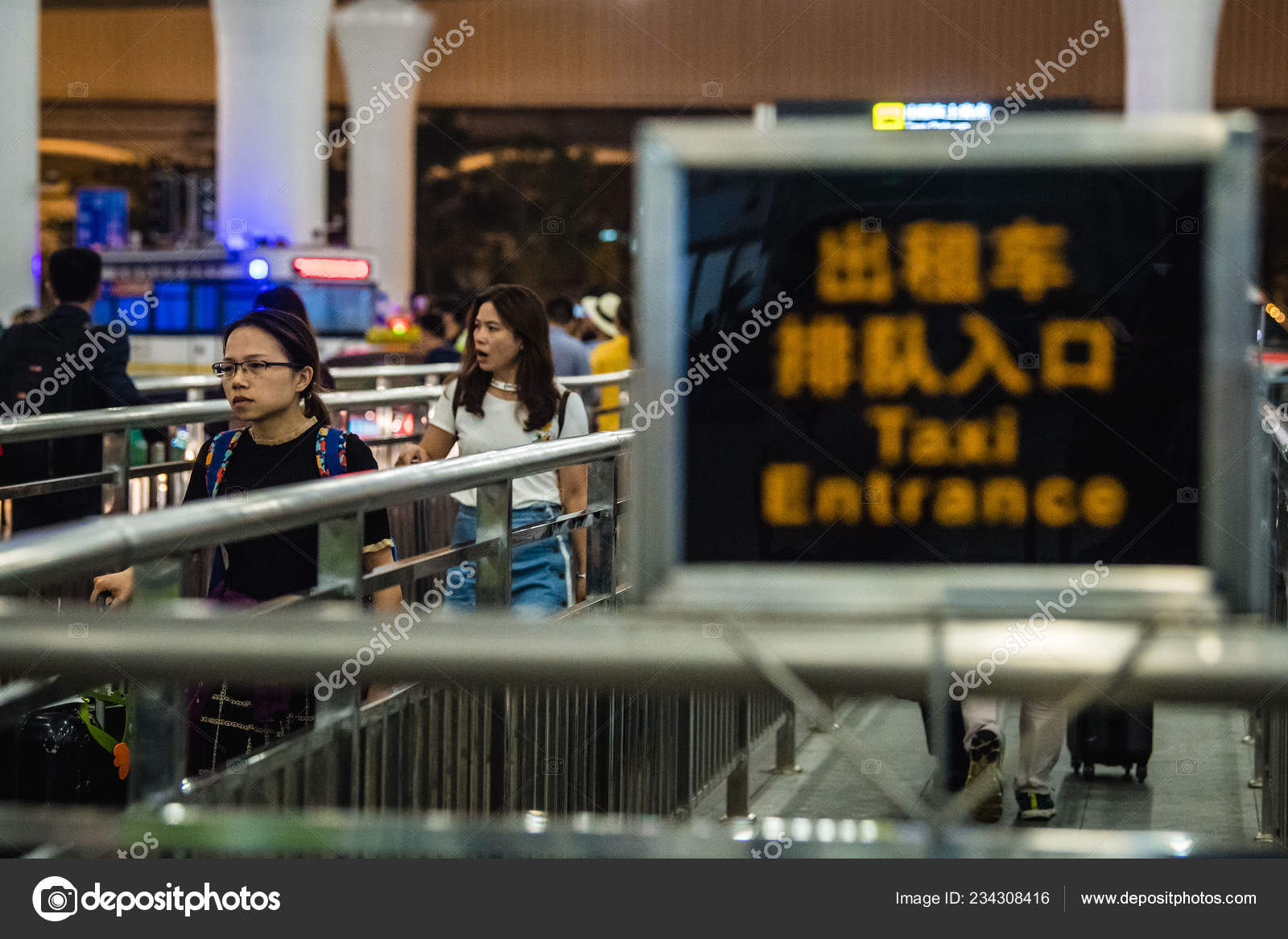 Passengers Wait Long Queue Taxi Pick Stand Terminal Guangzhou Baiyun ...
