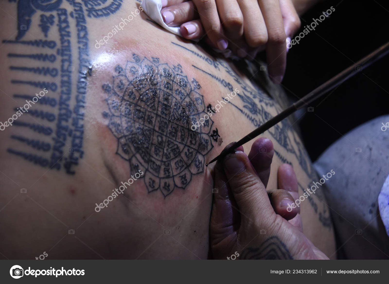 Tattoo Artist Inks Back Visitor Second Changchun International Tattoos Exhibition — Stock ...