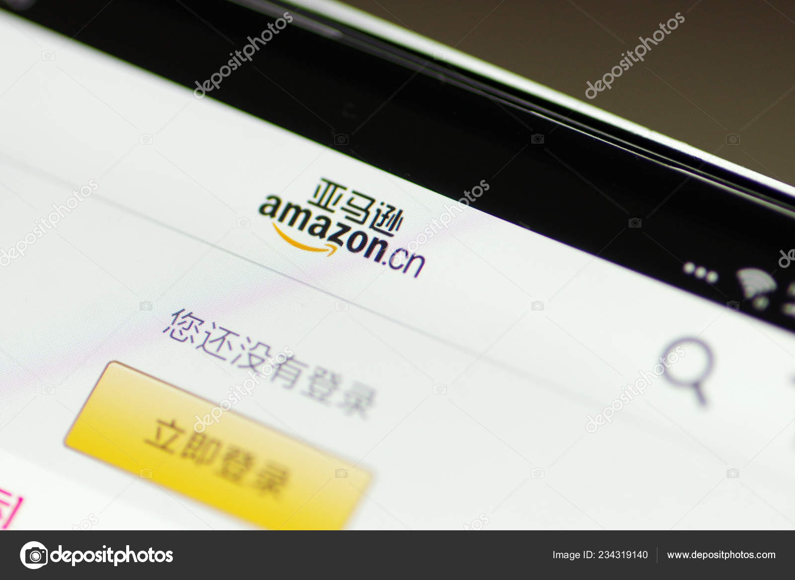Netizen Browses Mobile App American Commerce Giant Amazon Ji'nan City ...