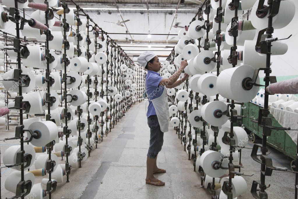 Una trabajadora china se encarga de la producción de hilados en una ...