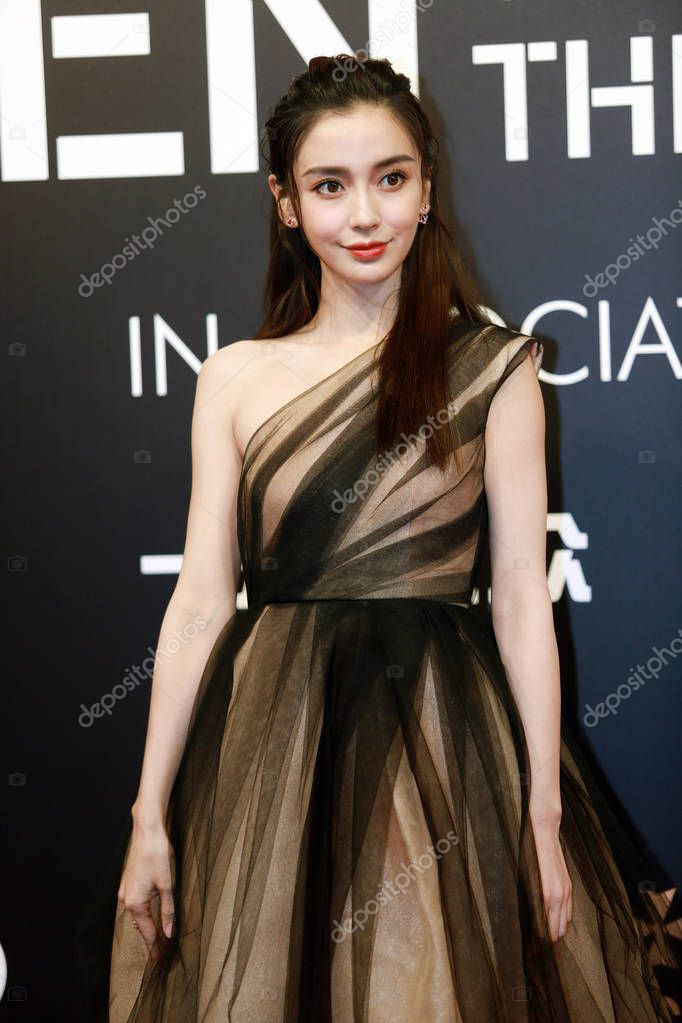 La actriz de Hong Kong Angelababy llega a la alfombra roja para la ceremonia de entrega de los ...