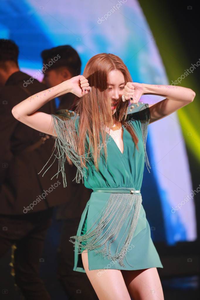 La cantante surcoreana Lee Sun-mi, más conocida como Sunmi, actúa en el ...