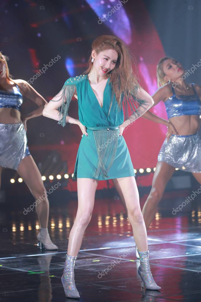 La cantante surcoreana Lee Sun-mi, más conocida como Sunmi, actúa en el ...