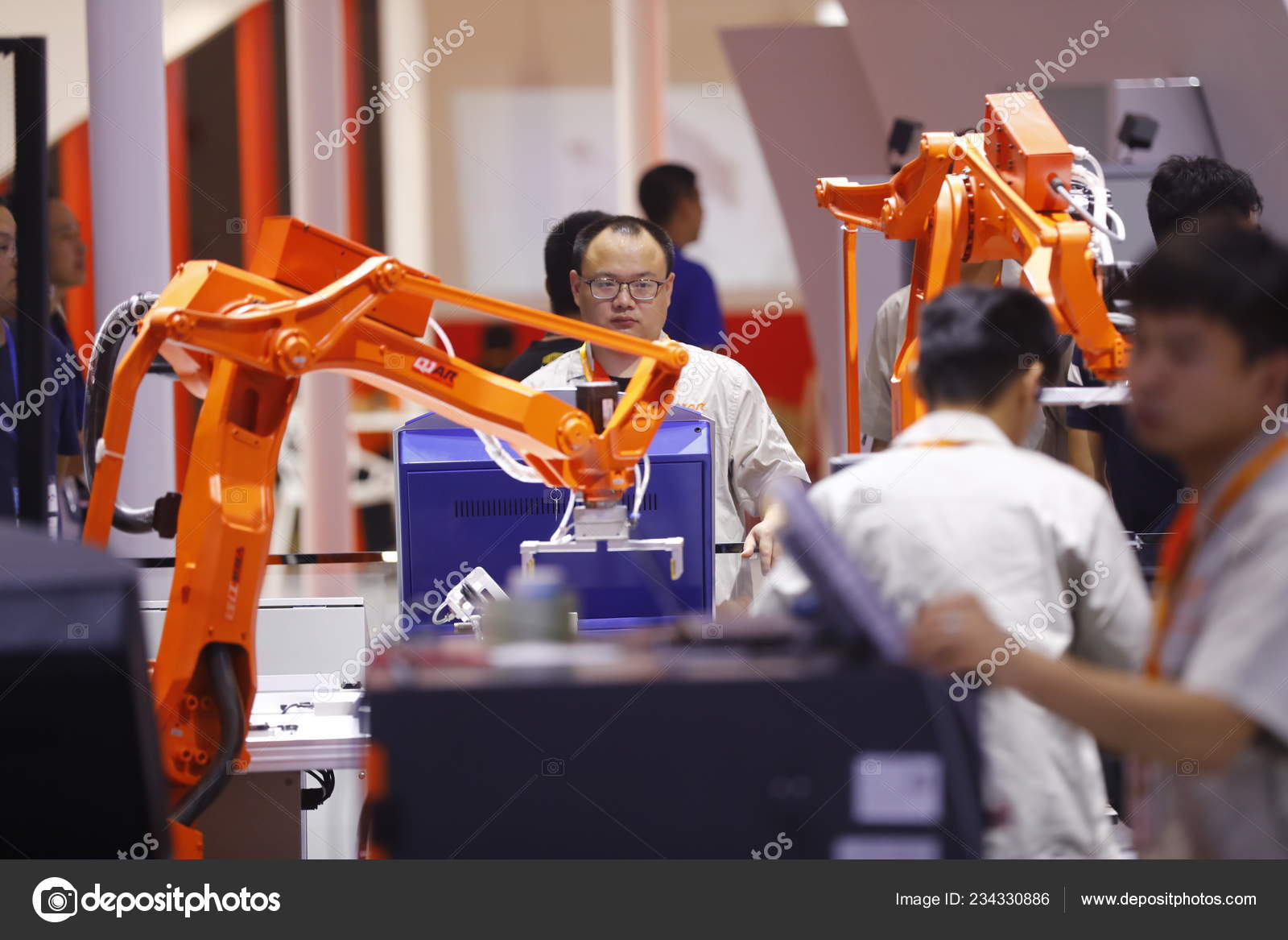 Chinese Visitors View Robot Arms Display Stand Zhejiang Qianjiang Robot ...