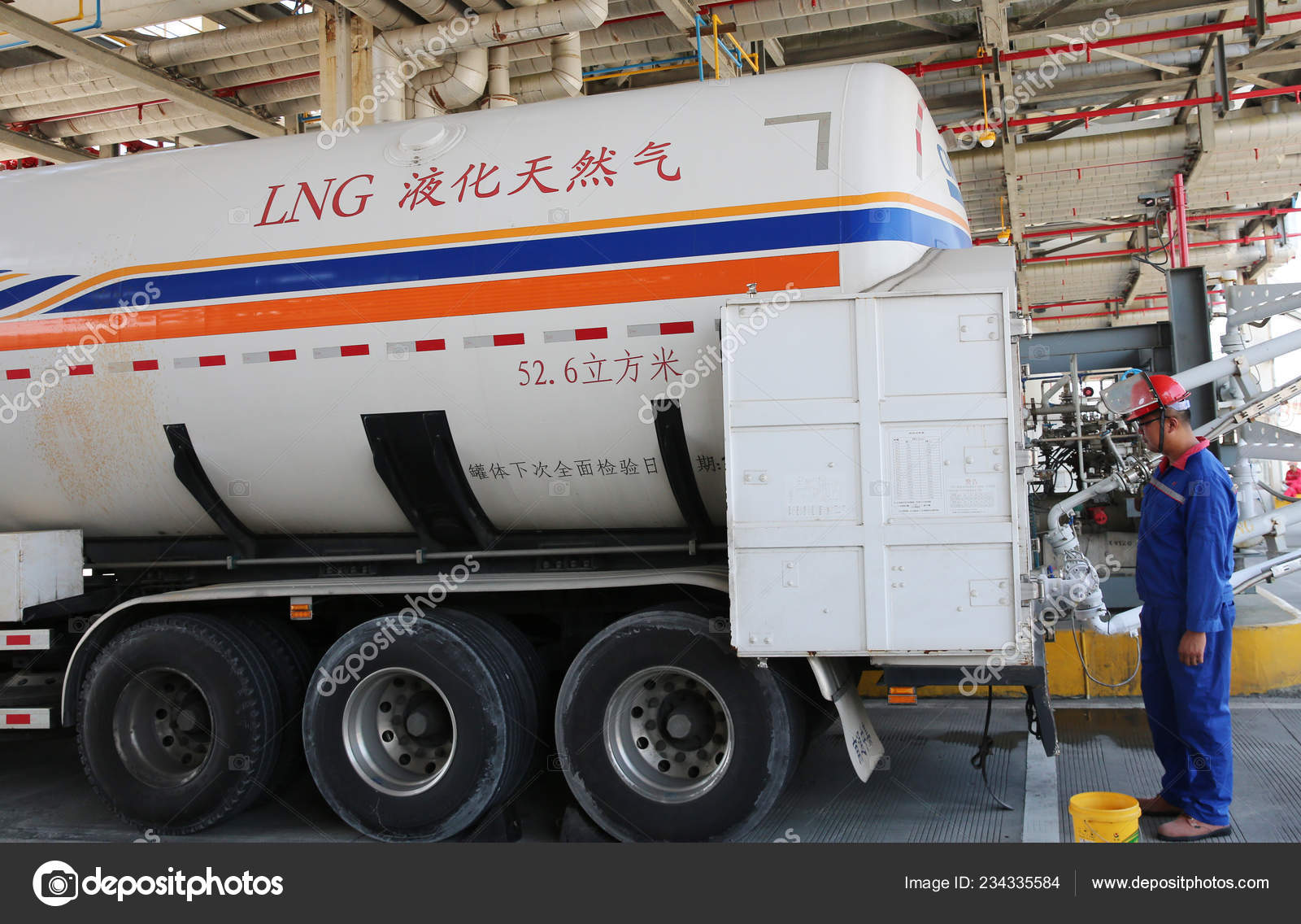 Chinese Workers Load Tanker Liquefied Natural Gas Lng Rudong Lng ...