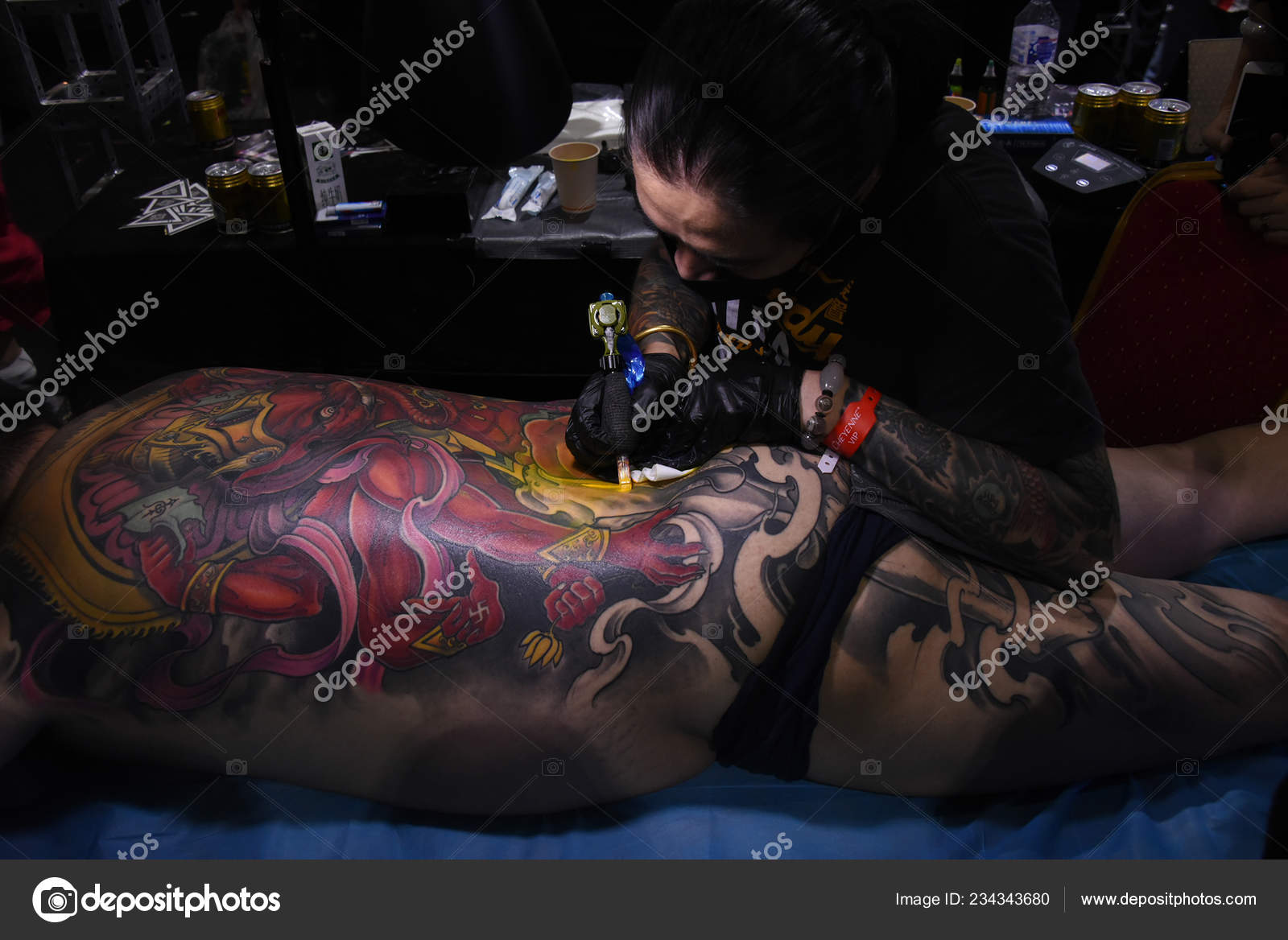Tattoo Artist Inks Back Visitor Second Changchun International Tattoos Exhibition — Stock ...