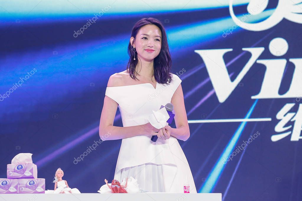 La modelo y actriz china Eilin Zhang o Zhang Zilin asiste a un evento ...