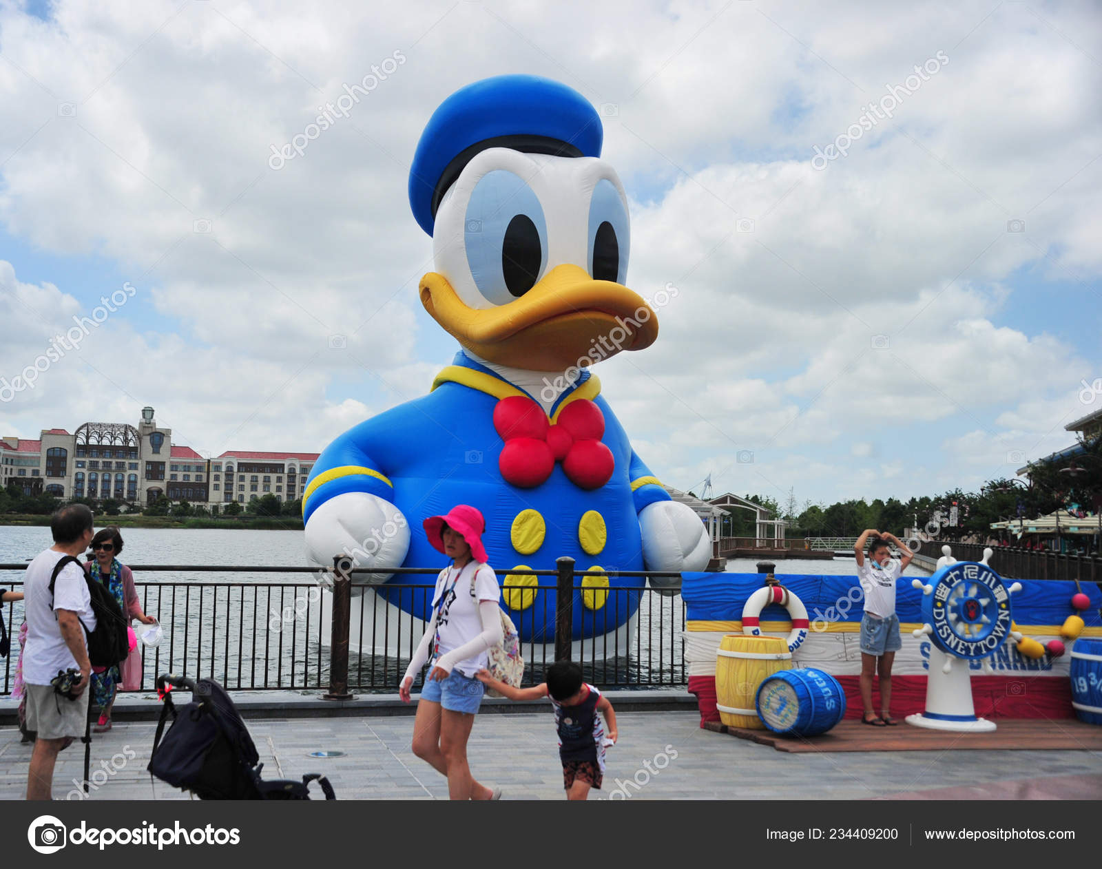 Meter Tall Inflatable Donald Duck Display Lakeside Disney Town Shanghai ...