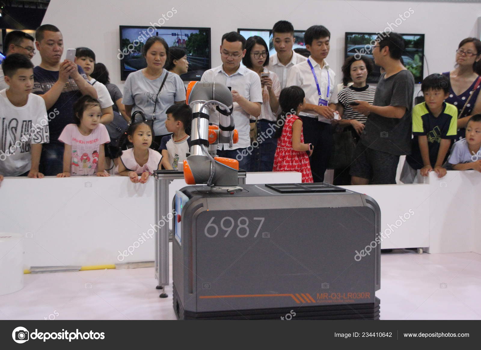 Powered Porter Robot Equipped Mechanical Arm Developed Hangzhou Hikvision Digital – Stock ...