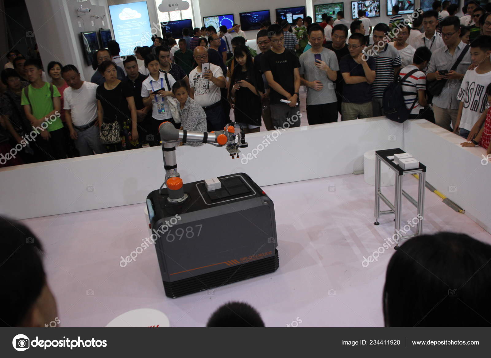 Powered Porter Robot Equipped Mechanical Arm Developed Hangzhou ...
