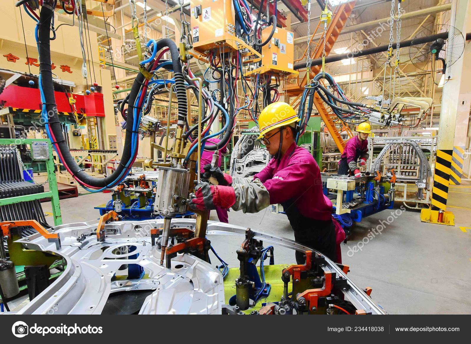 File Chinese Workers Assemble Trucks Assembly Line Auto Plant Jac ...