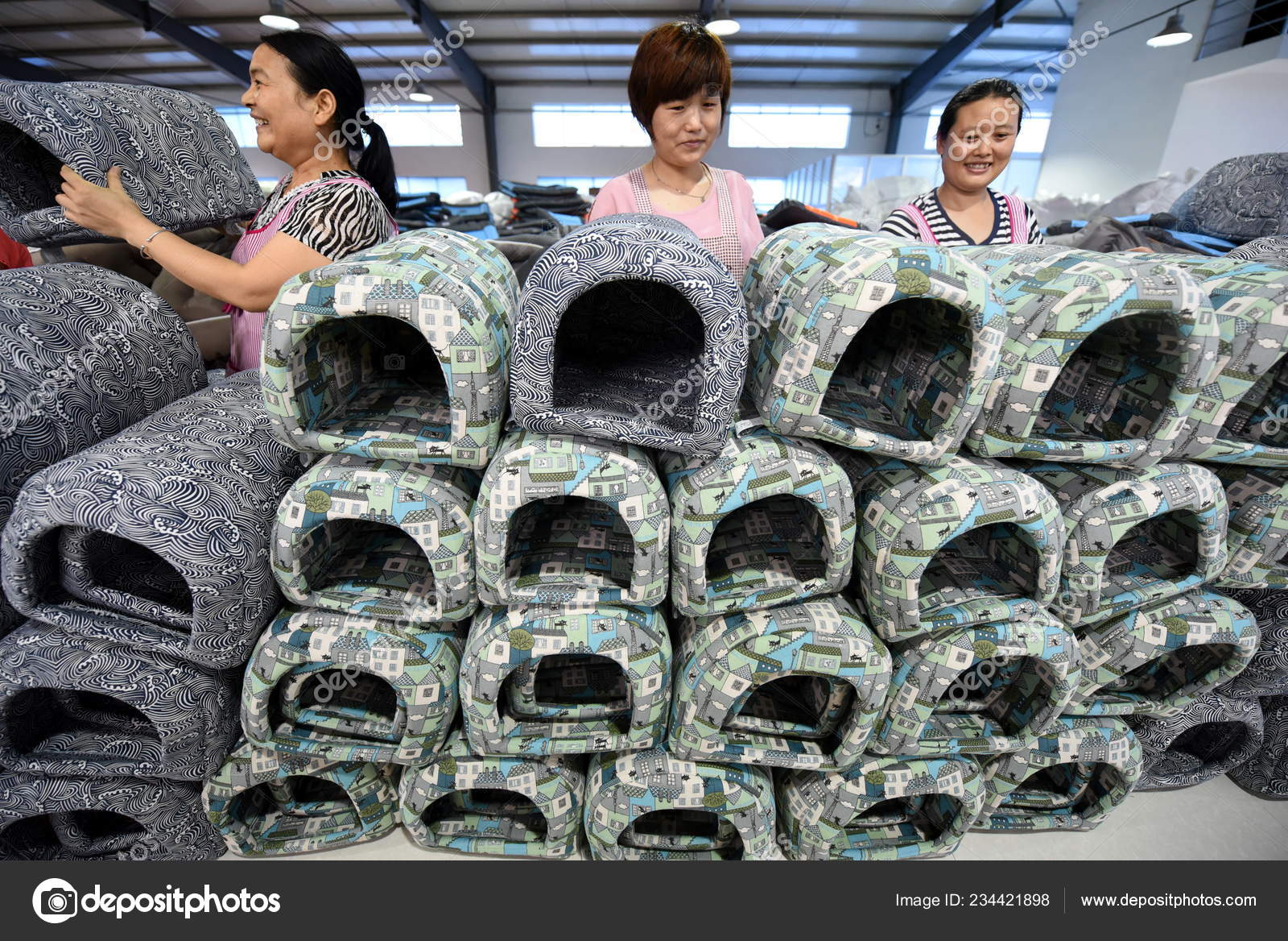 Chinese Female Workers Process Fabric Doghouses Exported Factory Matou ...