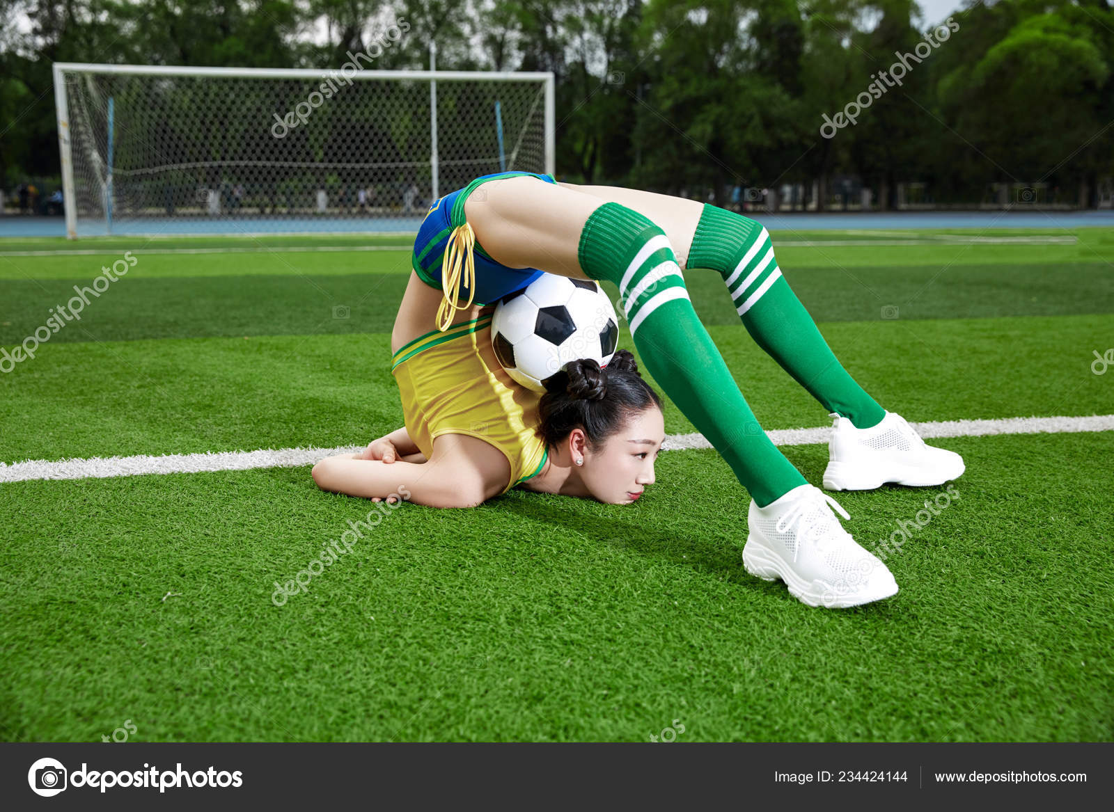 Year Old Chinese Contortionist Liu Teng Shows Flexibility Her Body ...