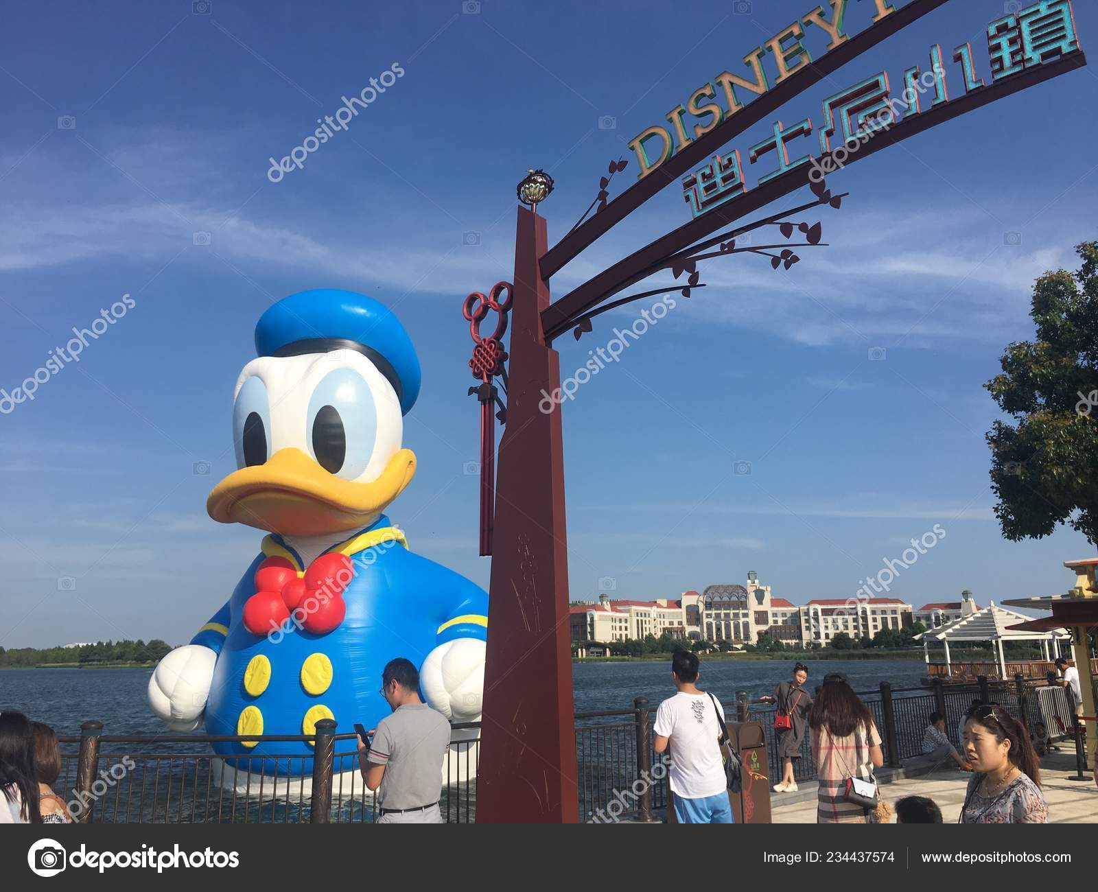 Meter Tall Inflatable Donald Duck Display Lakeside Disney Town Shanghai ...