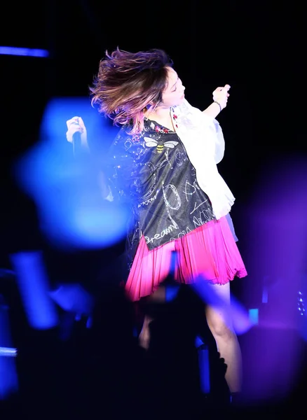 Girl jump sing fotos de stock, imágenes de Girl jump sing sin royalties ...