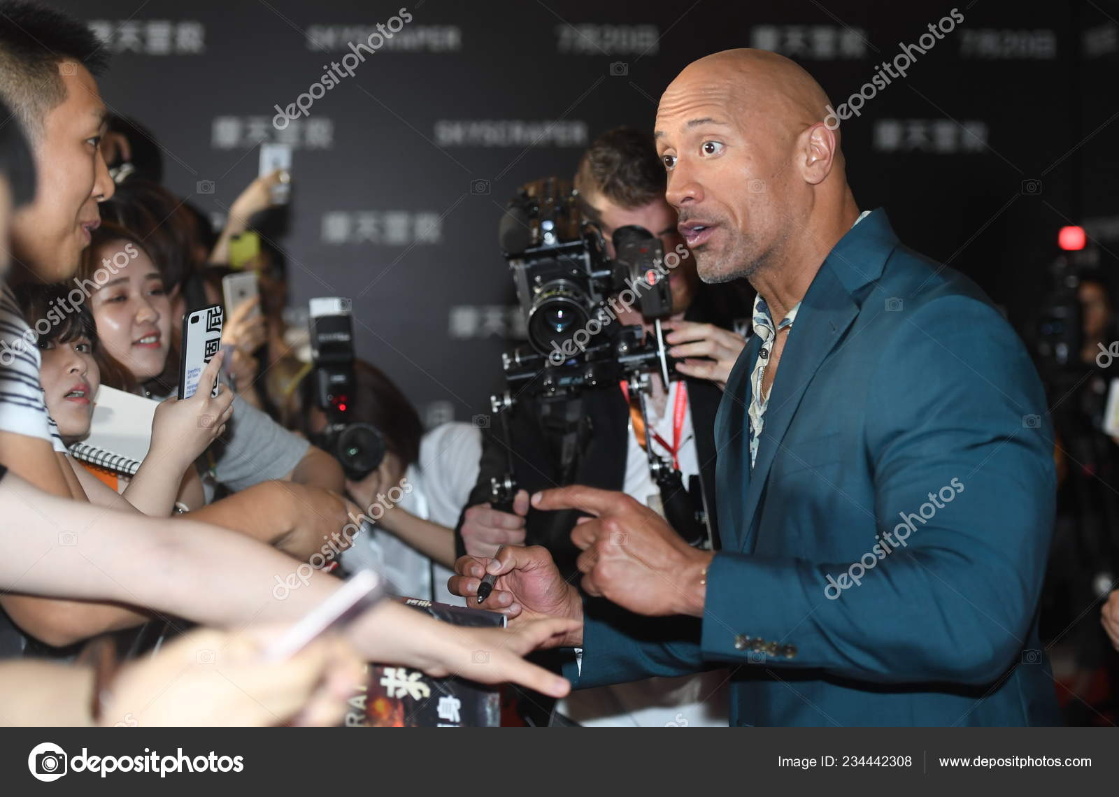 American Actor Dwayne Johnson Signs Autographs Fans Arrives Red Carpet ...