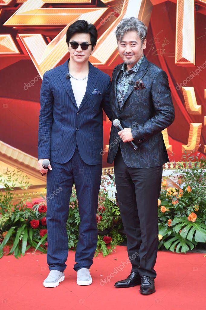 El cantante chino Li Jian, a la izquierda, y el actor Wu Xiubo posan ...