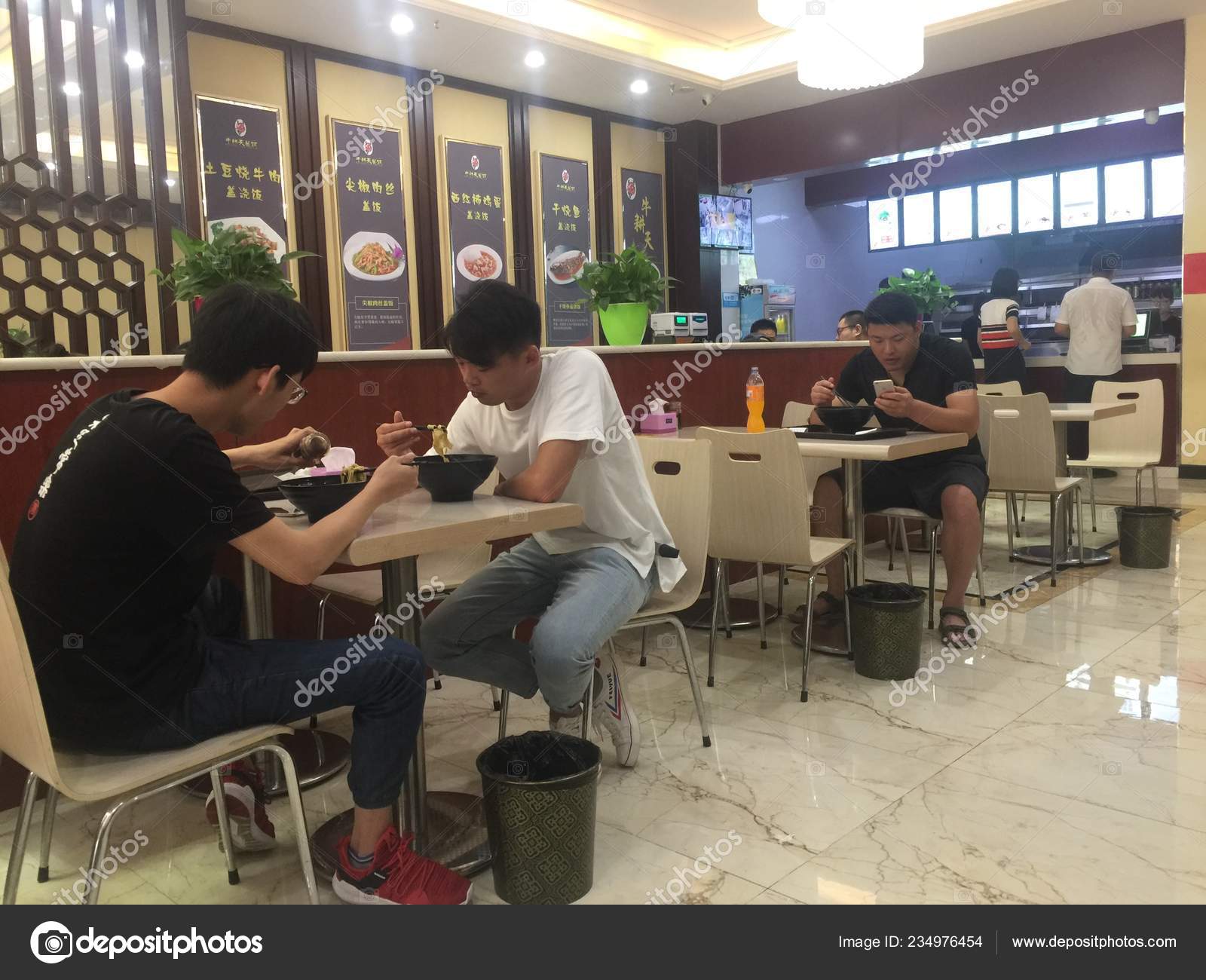 Diners Seen Head Branch Chain Noodle Shop Sells Super Luxury – Stock ...