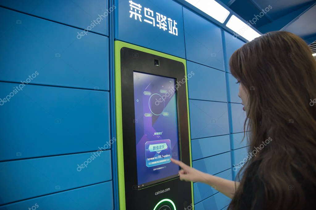 Un cliente recoge paquetes con tecnología de identificación facial en ...