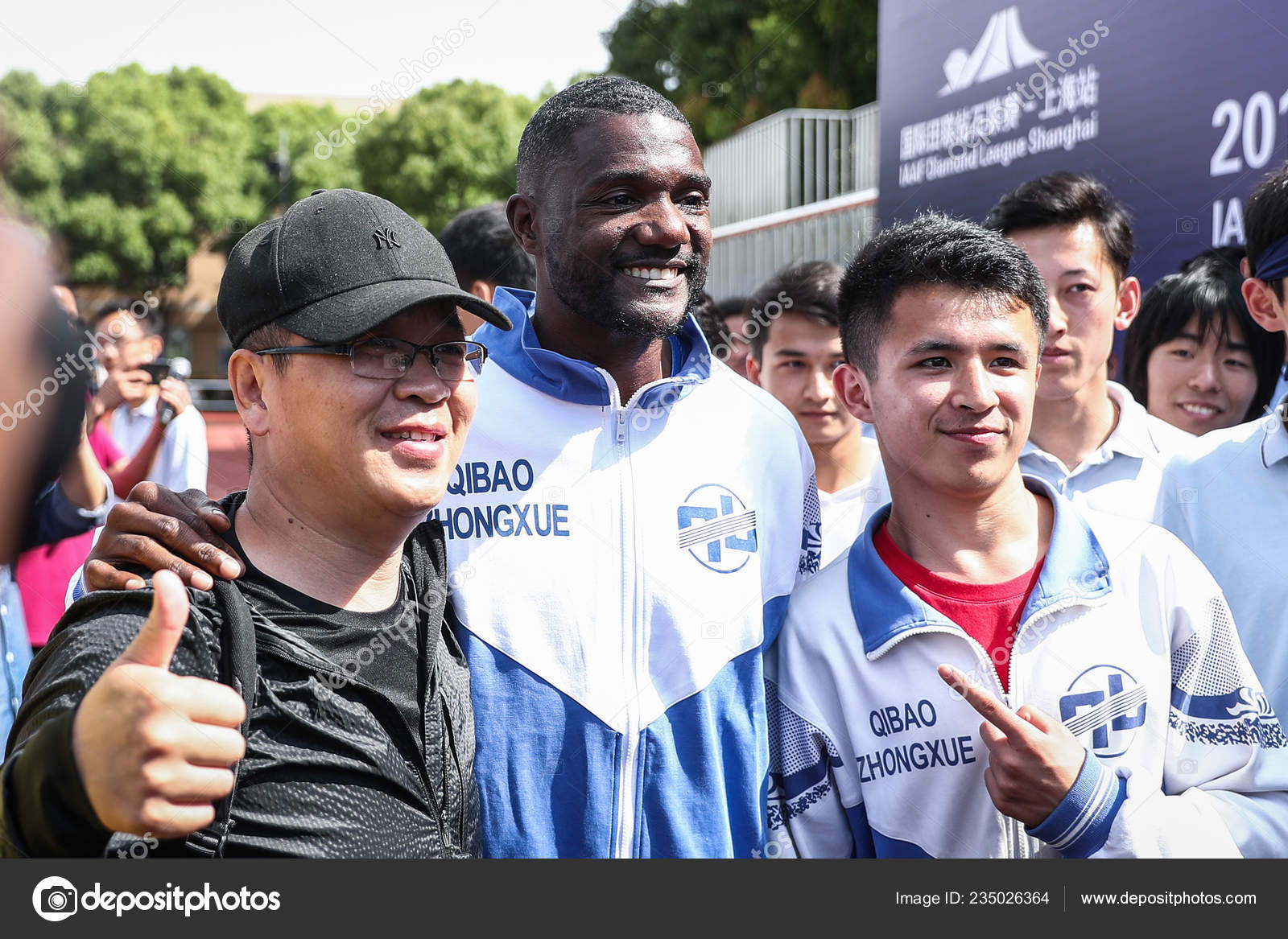 American Sprinter Justin Gatlin Poses Photos Students Star Athletes ...