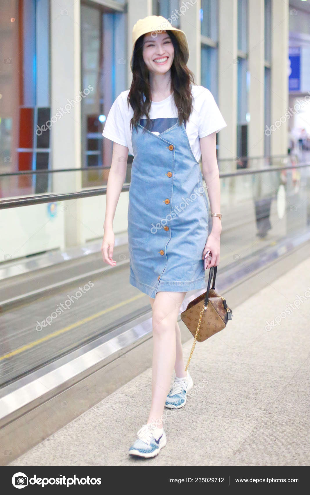Chinese Model Sui Pictured Beijing Capital International Airport ...
