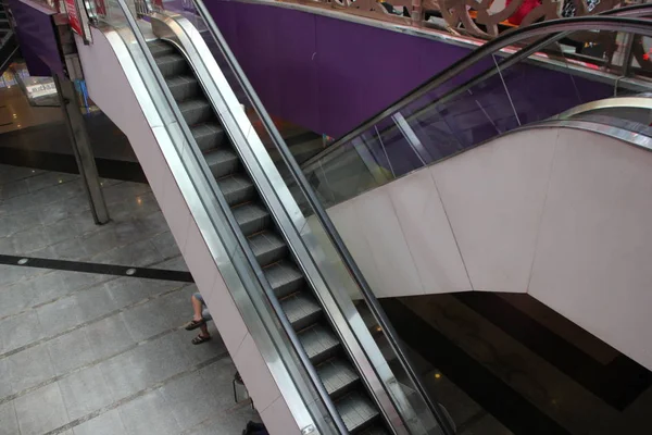 An up escalator Stok Foto, An up escalator Gambar Bebas Royalti ...