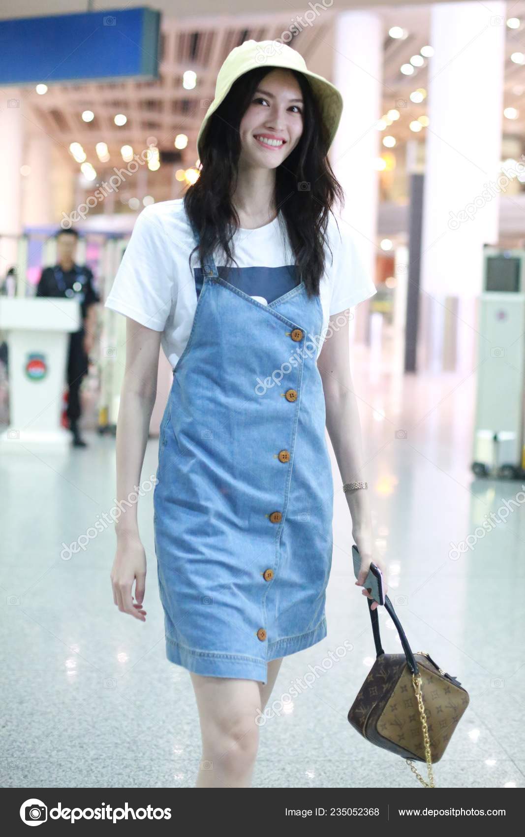 Chinese Model Sui Pictured Beijing Capital International Airport ...
