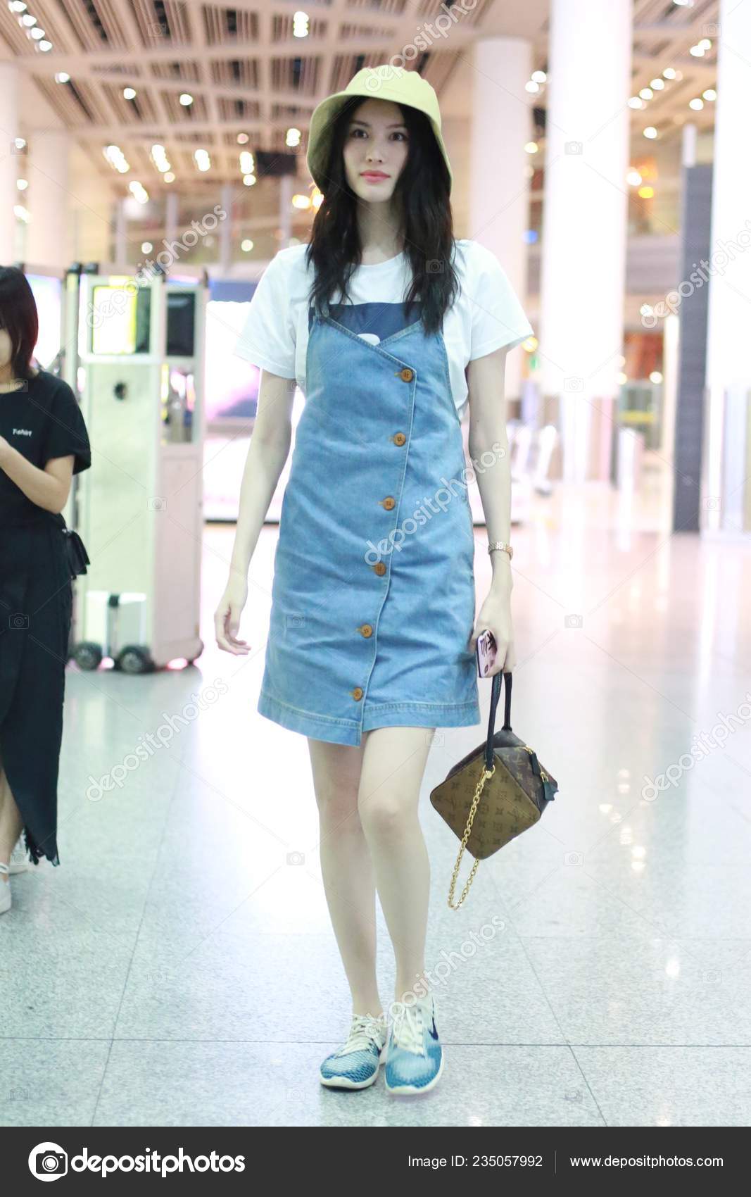 Chinese Model Sui Pictured Beijing Capital International Airport ...